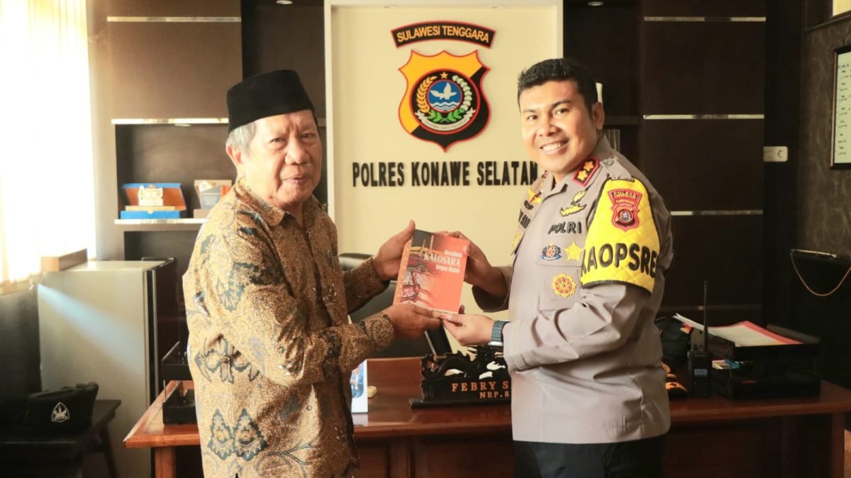 Kapolres Konsel Terima Buku ‘Memahami Kalosara dengan Mudah’ dari Tokoh ...