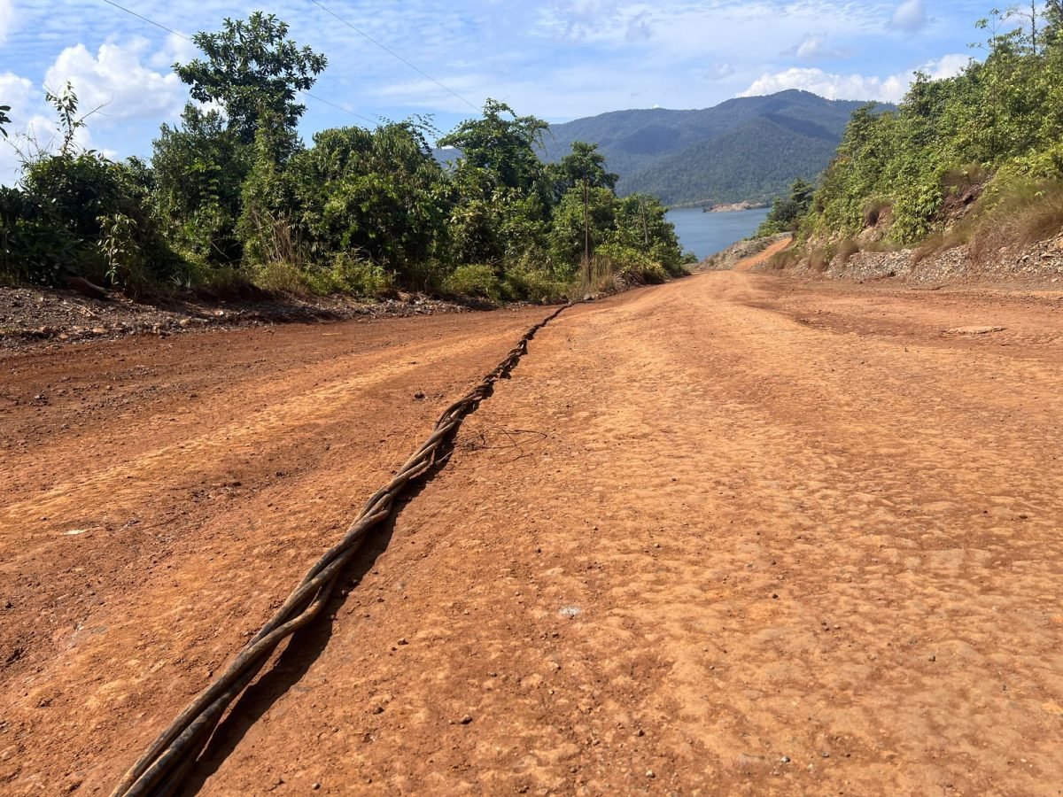 Truck Kontraktor PT KNN Tabrak Kabel PLN, Listrik di Marombo Pantai ...